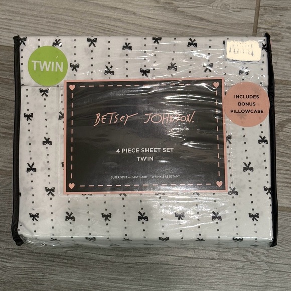 Betsey Johnson | Bedding | Betsey Johnson Black And White Bow Sheet Set ...